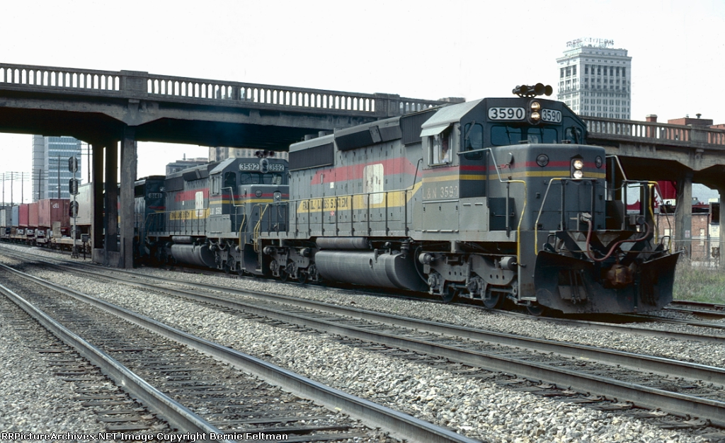Louisville & Nashville SD40-2 #3590, leading L&N train #370 from New Orleans, approaching 27th ...
